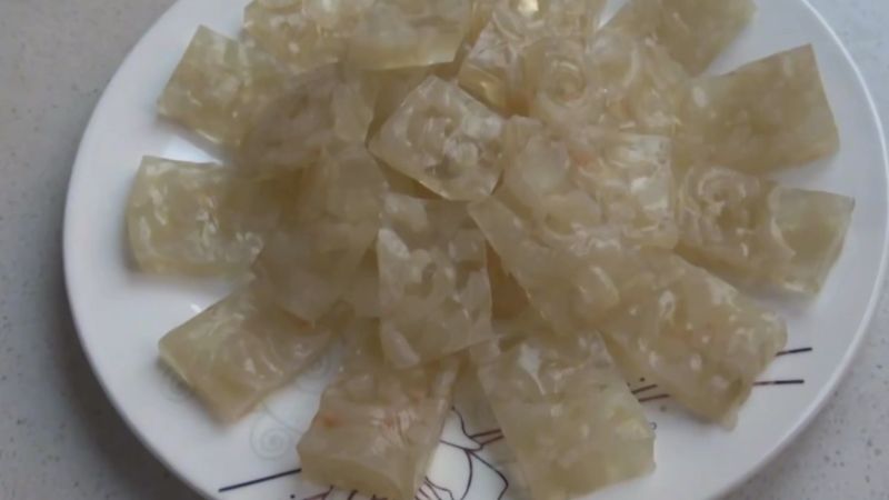 这才是猪皮冻最正宗的做法,晶莹剔透,Q弹爽滑,一斤不够吃