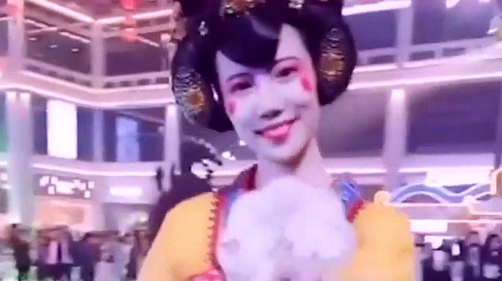 外国网友围观:中国不倒翁小姐姐表演,大喊:都别摸让我来