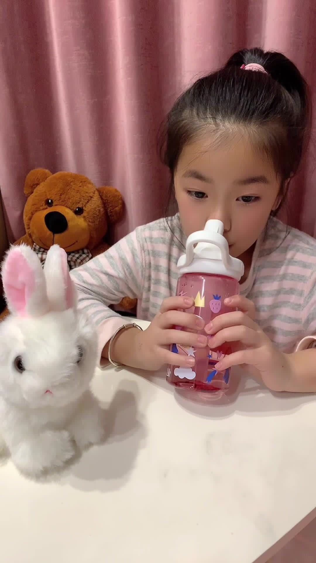 解决孩子不爱喝水,就差一个好材质 的咕咚咕咚一瓶水一会儿就喝完了!
