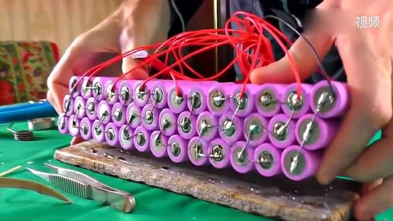 小伙把42组电池连接在一起,装在电动自行车上,没想到奇迹发生了