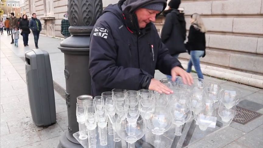 马德里街头的表演太惊艳了 水管打出协奏曲水晶杯演绎泰坦尼克号
