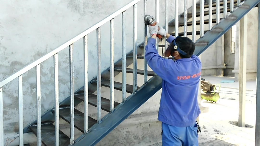 屋面上的钢爬梯大概多重一个