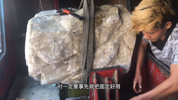 第一次见这么大的-翡翠原石,带你们看看翡翠手镯是怎么"炼"成的