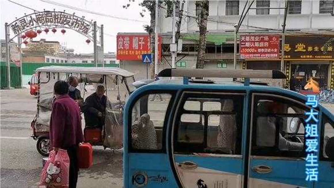 河南灵宝长途汽车站,老年人开着三轮电动车,一趟能收入几块钱