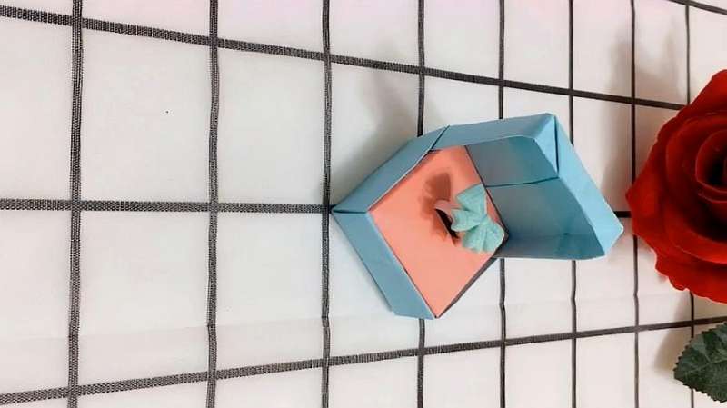 我可以用几张纸折出精美的戒指盒,还是带盖子的,不信来瞧瞧吧!