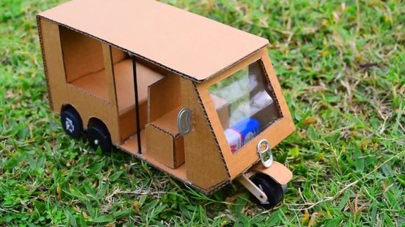 用废纸板给孩子制作电动三轮车玩具模型