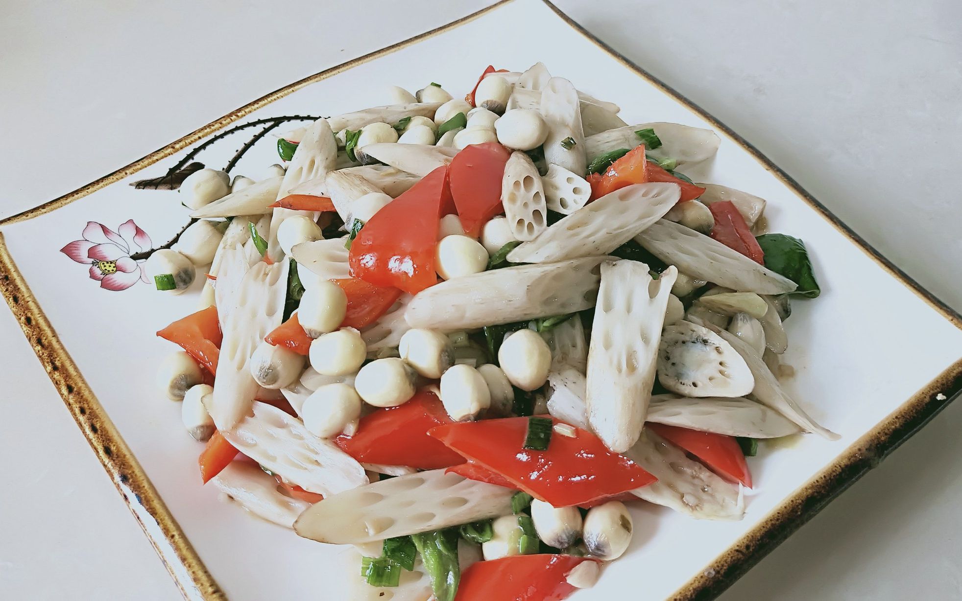 湖北人的家常做法,莲子炒藕带,开胃又好吃