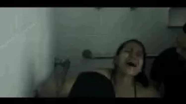 孕妇在自家浴缸水中生娃, 孩子出生, 妈妈感动的流下眼泪!