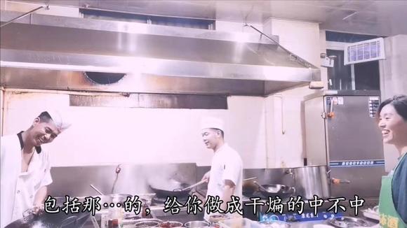 实拍厨房忙碌不堪真实的一面,厨师再苦再累,都依然坚持乐在其中