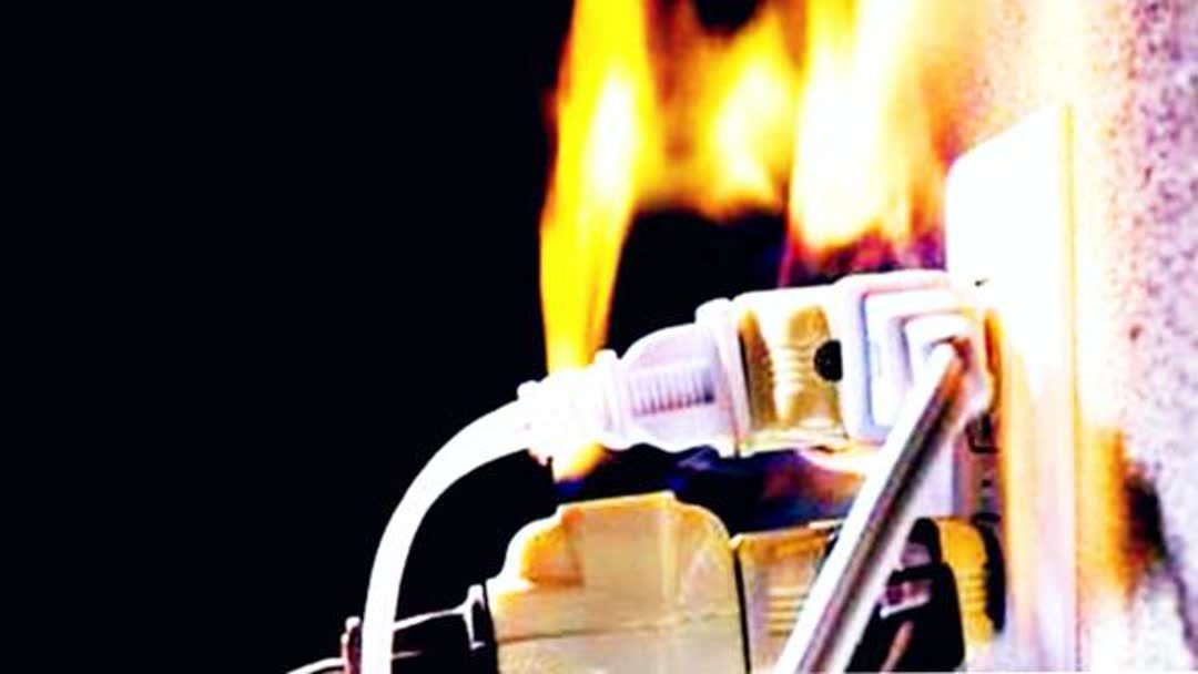 老电工揭秘:这些电器千万不能直接插在插座上,一插就会烧插座