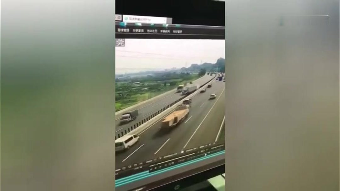 高速路上三车逆行引发交通事故