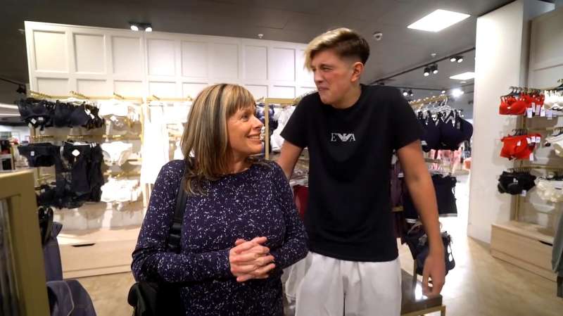 老外开创新玩法,电脑上圈中什么就为对方买下,网友:土豪游戏!