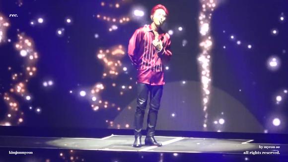 EXO五巡舞台:SUHO的SOLO舞台《Been Through》!超梦幻的舞美!