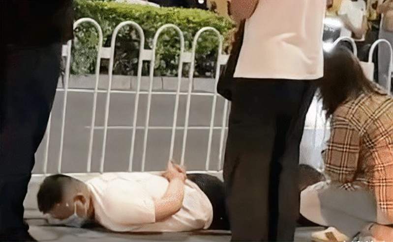 唐山殴打事件男子信息被网友扒出,这些人为什么可以霸占一方