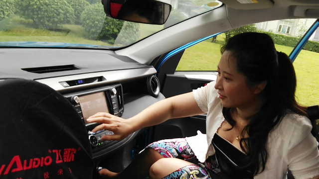 安装10寸大屏只需半小时?实拍丰田荣放无损安装飞歌GS1导航