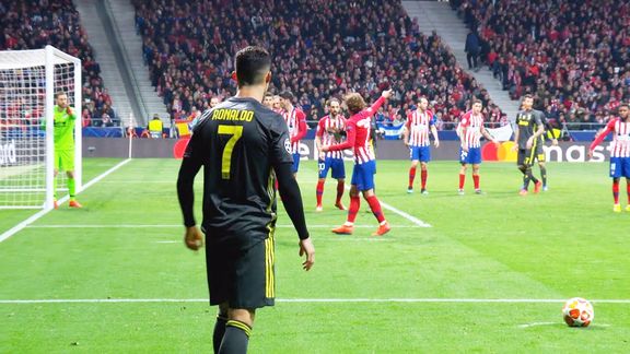 就问你绝望不?C罗一记射门,门将反应都来不及,球就进了!