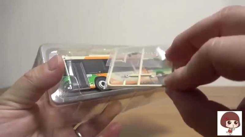 拆装一款精致的公交车玩具模型