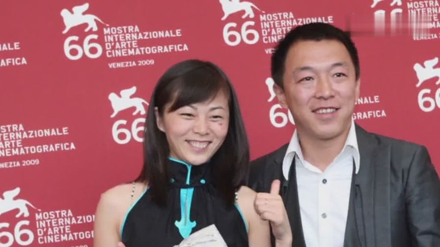 黄渤老婆虽不及马蓉漂亮 但两人却相亲相爱