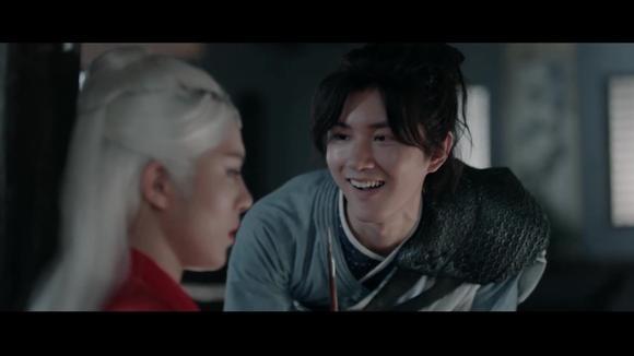 拿箭头挠脚底板,挠痒痒,看着都痒