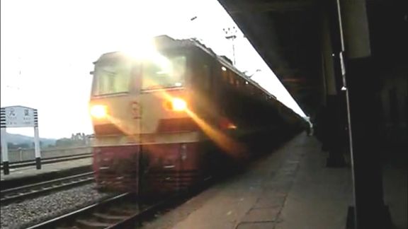 全程1100公里成都开往昆明 SS7C牵引K145次列车停靠元谋站