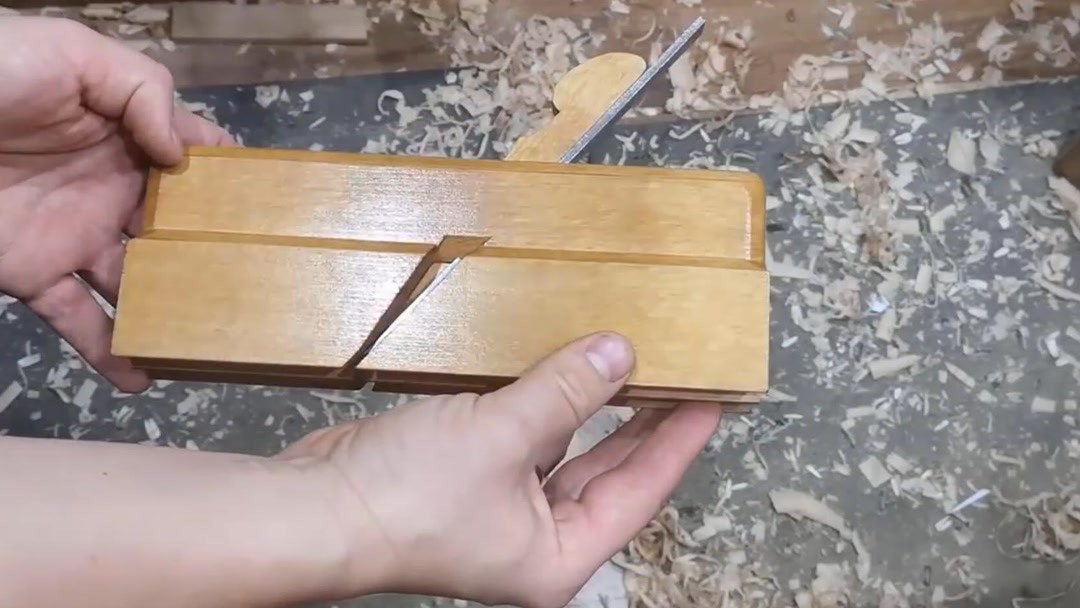 老外制作一个木工刨,这造型我就纳闷了,怎么和我们长得不一样