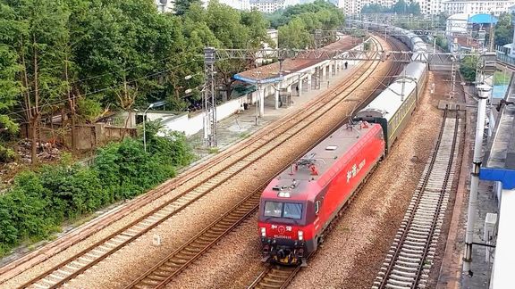 杭州开往西安的全列卧铺Z火车 HXD3D牵引Z86次转弯通过艮山门