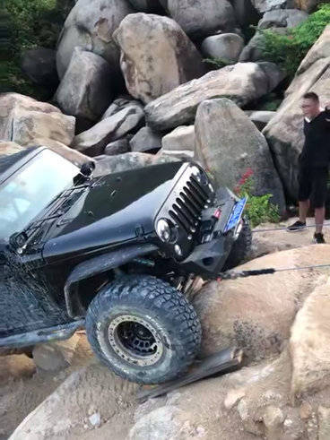 初2学生一眼就看出来,这样用滑轮根本起不到"拉力乘2"的作用