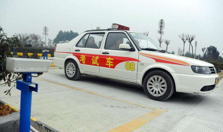 驾考科目二小哥模拟考试,倒车入库练成这样,教练真替他担忧!