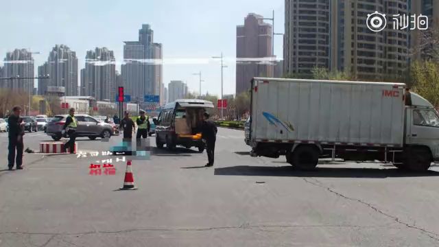 【抢黄灯遇到了闯红灯】交叉路口相撞,到底是谁没有遵守信号灯?