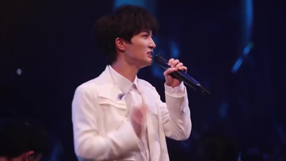当海妖周深和骚歌女王黄龄合唱,两种魅惑嗓音交织到一起,听的人全身...