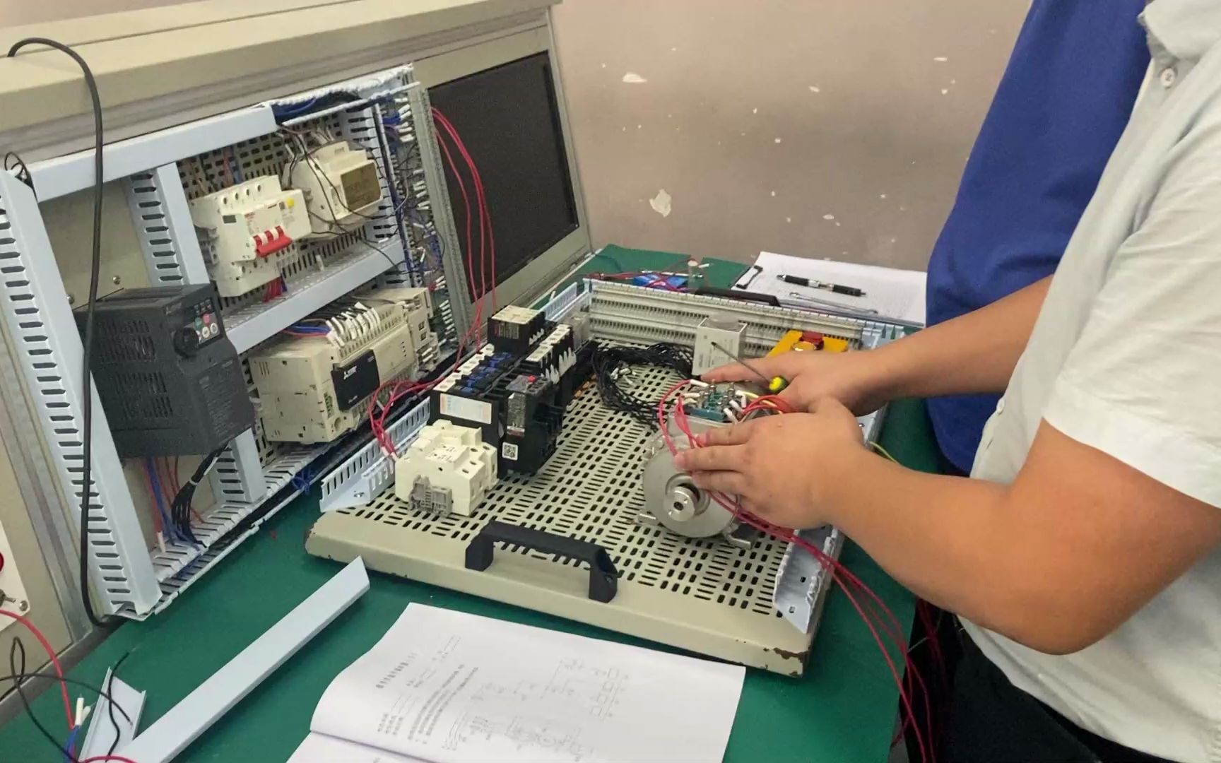 星三角降压启动电气控制线路安装与调试