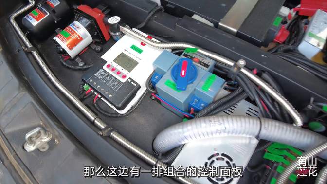 SUV改装床车也有驻车空调和热水,水电设备安装空间利用率非常高