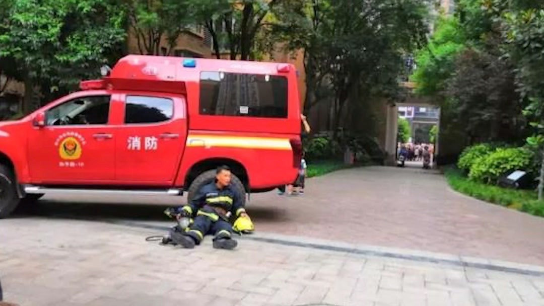 最强公主抱!消防员为救老人,一口气将其“公主抱”抱下23楼!