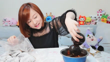 南方人试吃“东北冻梨”,一咬一吸的吃法,太甜了!