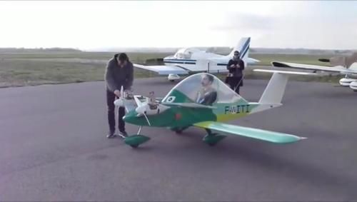 飞机再小也能飞,手动启动螺旋桨后,顺利完成起飞降落