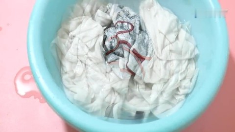 白衣服穿久了发黄洗不净?教你一招,水里加点它,在黄也能洗白白!