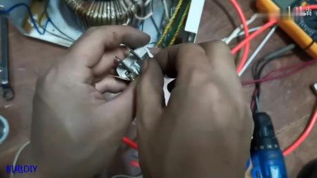 电动车充电器电源线与风扇的更换方法