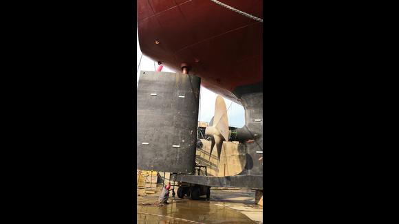 船下螺旋桨与舵叶的位置