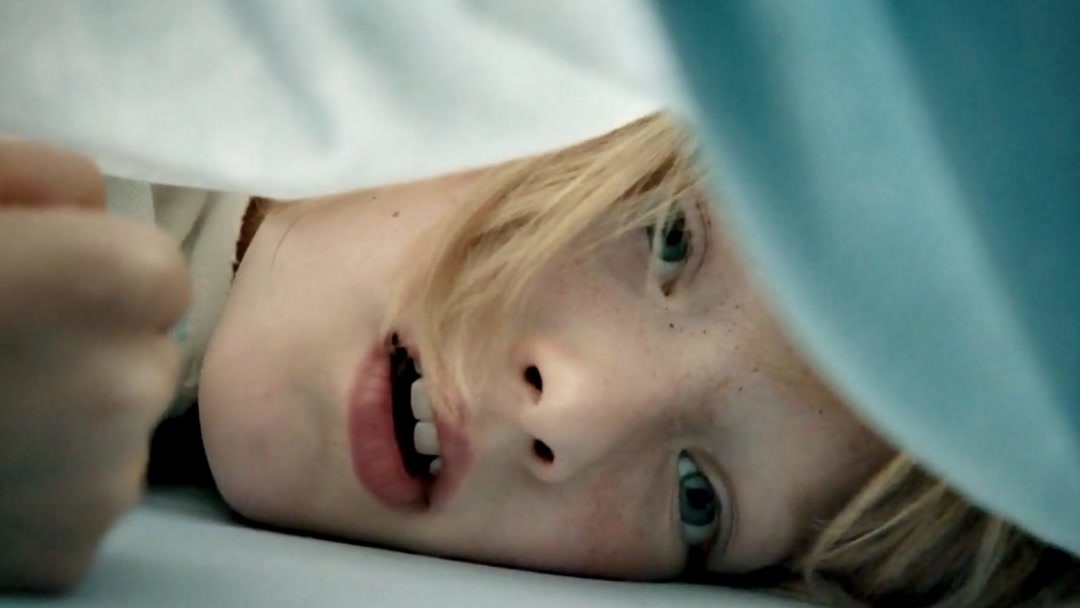 女孩被邻居大叔当成洋娃娃,玩了十年挠痒痒的游戏,看完让人愤怒