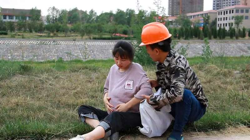 孕妇摔倒无人帮忙,农民工看到后立即扶起,小伙的一番话感动众人
