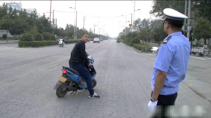 男子骑电动车走快车道被交警处罚不满,交警这个示范让他心服口服