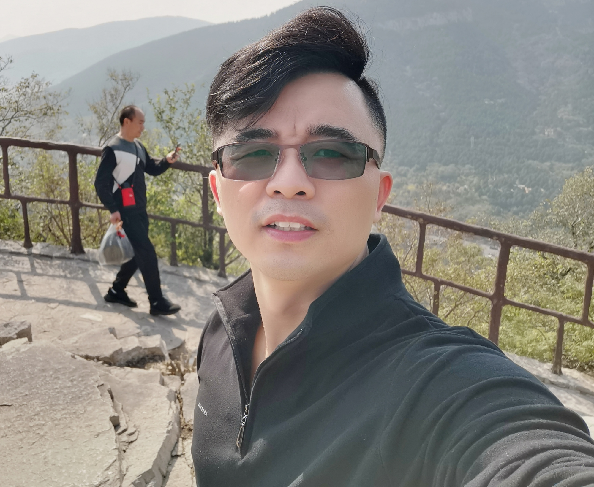 穷小伙在新加坡打工 