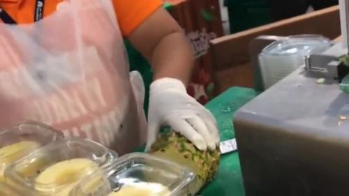 迪拜人发明的凤梨的新切法,本来一斤切成八两,有钱人就是任性