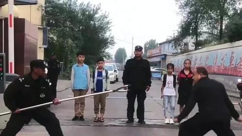 这就是我们小区的保安晨练,用器械轻松把,坏人,打败