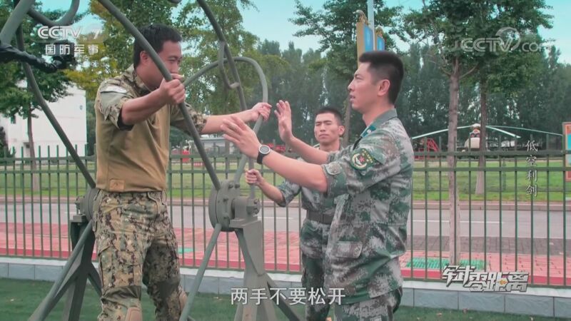 [军武零距离]固定滚轮训练主要练习大家的前庭功能以及在眩晕情况下...