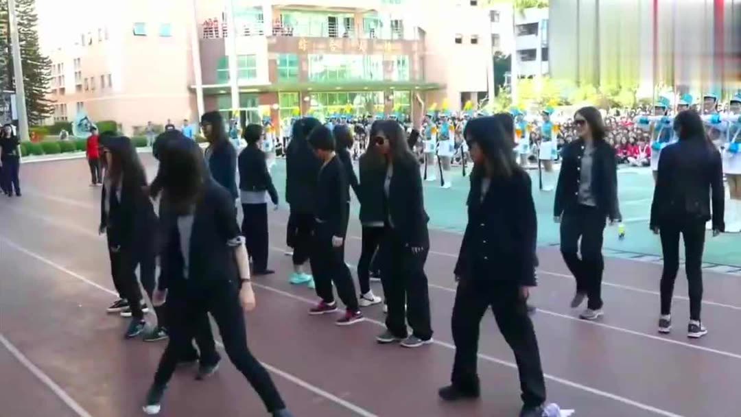运动会上中学生创意舞蹈,这老师太有才了,学妹们看得好尴尬啊!