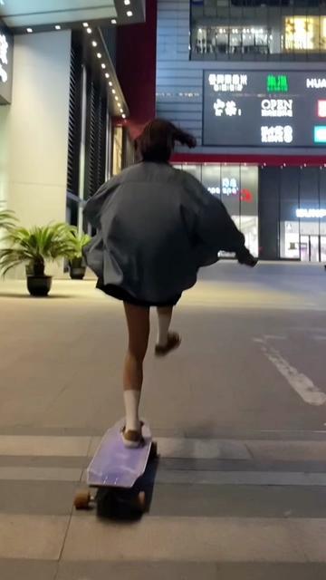 艾特一个和你微信名一样的帐号,看他会不会回你?滑板女孩,养个慢热