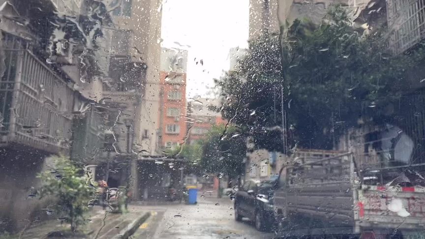 #下雨天 雨刮刮不干净玻璃的水,是因为它可能疲倦了