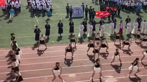 小姐姐们在校园里面跳得这个舞燃爆全校啊!全都是尖叫声!