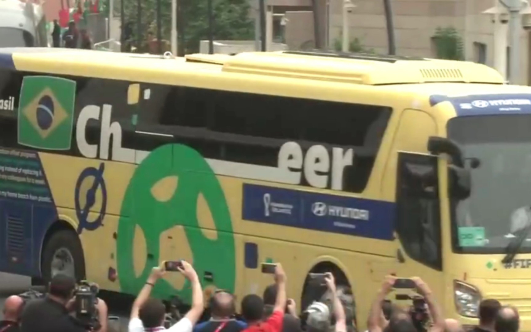 惜别世界杯!巴西队全员乘坐大巴离开了卡塔尔的下榻酒店